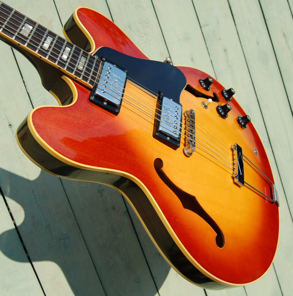 1972 Gibson es 335 Close up view of top and side. – Joe The Guitarman