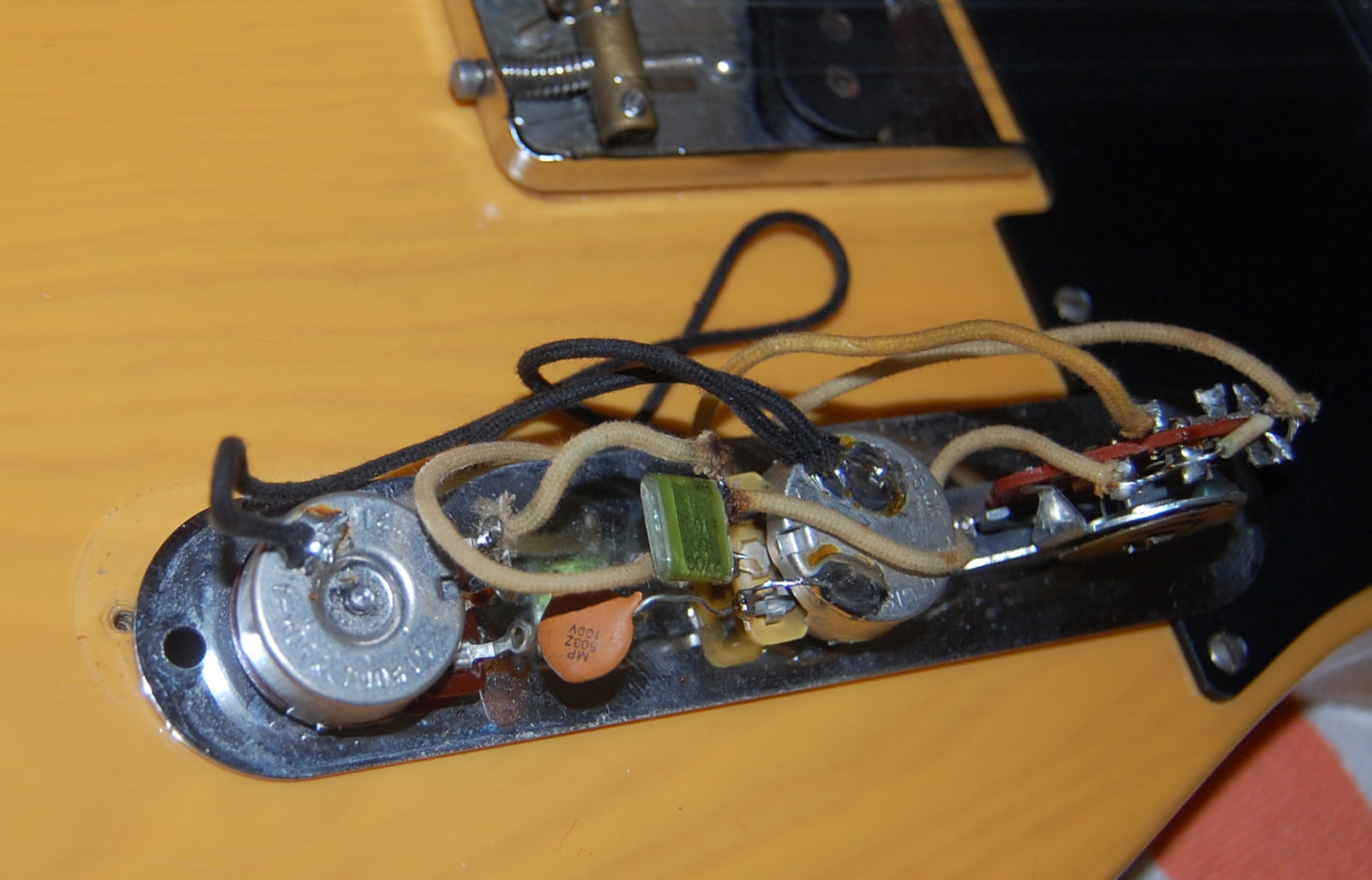 1991 Fender Vintage ’52 reissue Telecaster inside view. – Joe The Guitarman